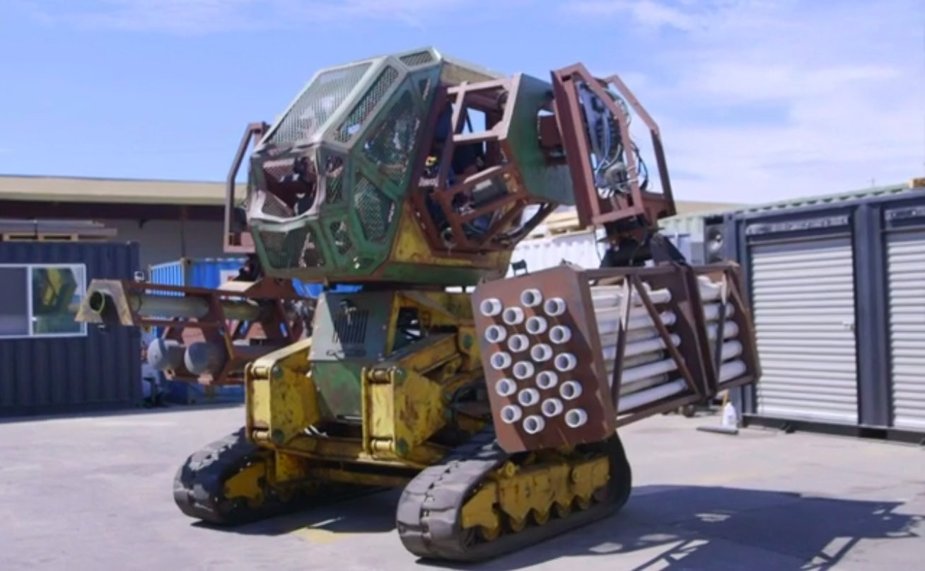 Un robot géant équipé d'un canon paintball a été assemblé en Californie