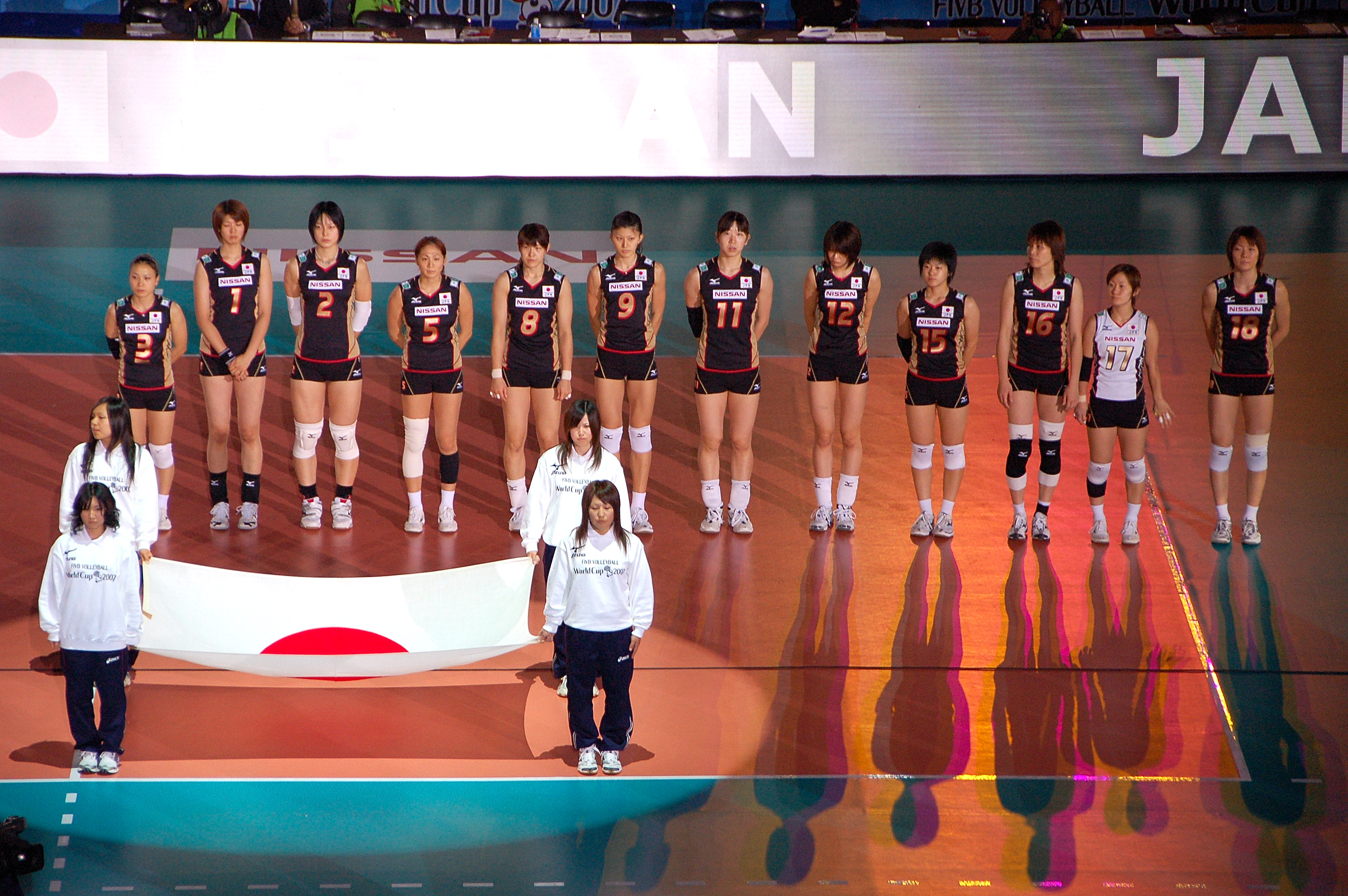 L'équipe féminine japonaise de volley ball s'entraîne avec un robot ...