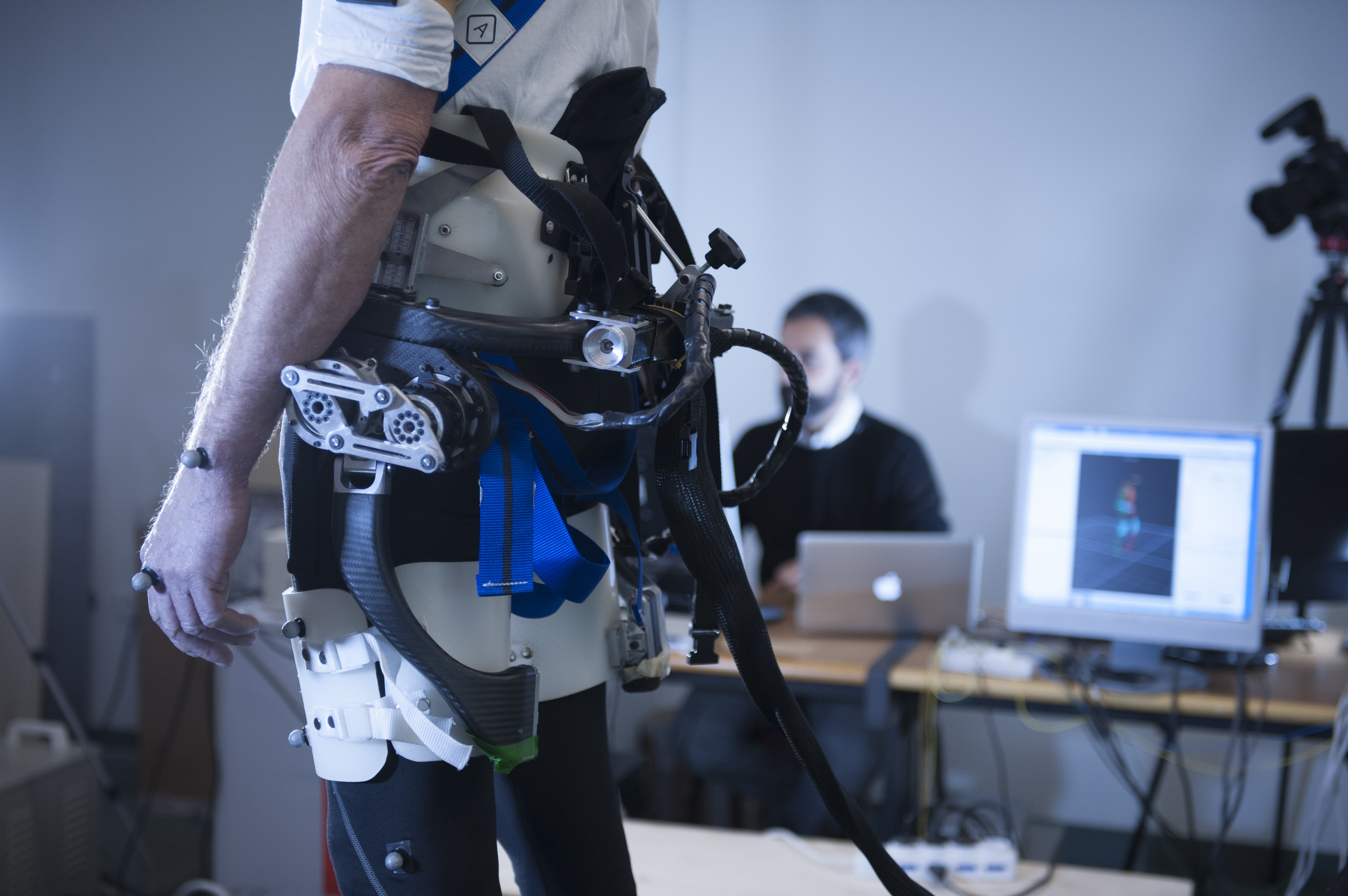Ce prototype d'exosquelette empêche les chutes des personnes âgées ...