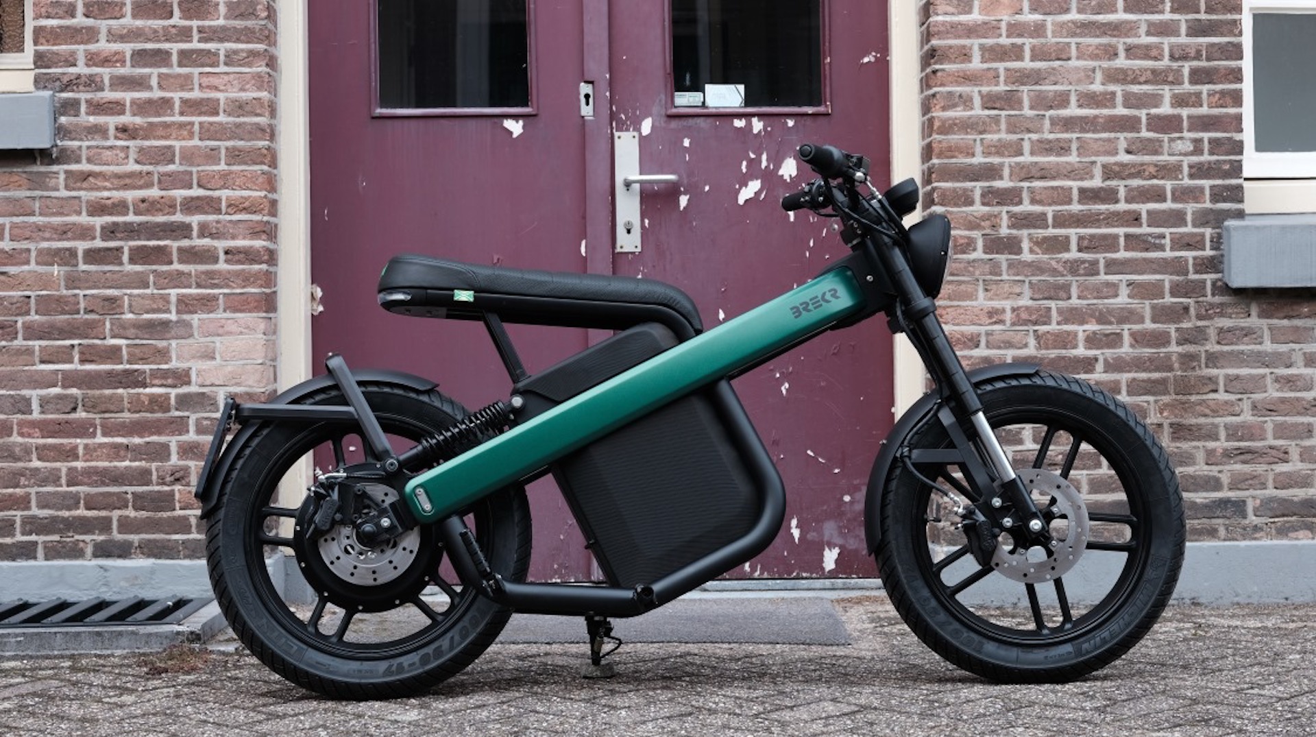 Ce nouveau deux-roues électrique émet un bruit artificiel futuriste ...