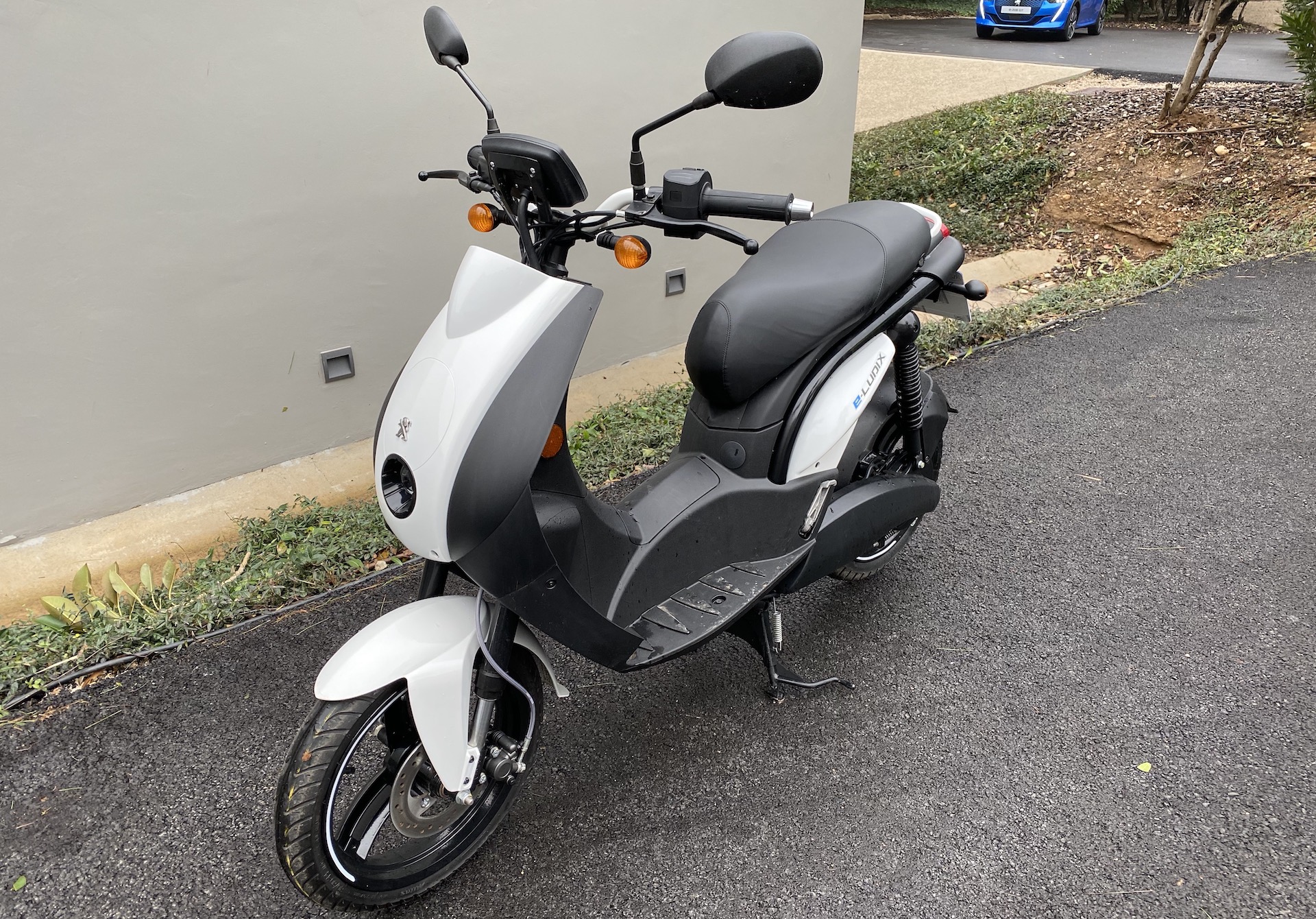 Prise en main du scooter Peugeot e-Ludix : l'électrique pour bien ...