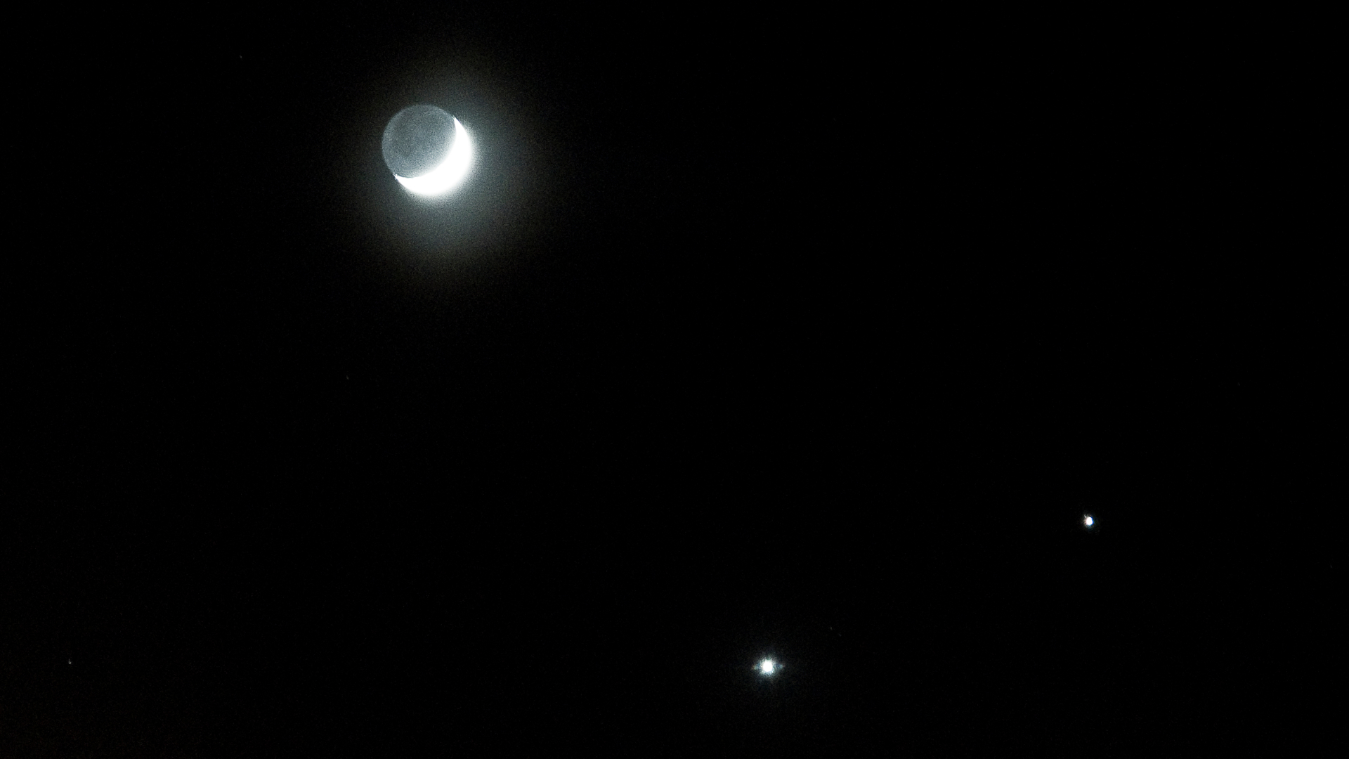 Ce mardi avant l'aube, la Lune, Saturne et Jupiter ont formé un joli ...