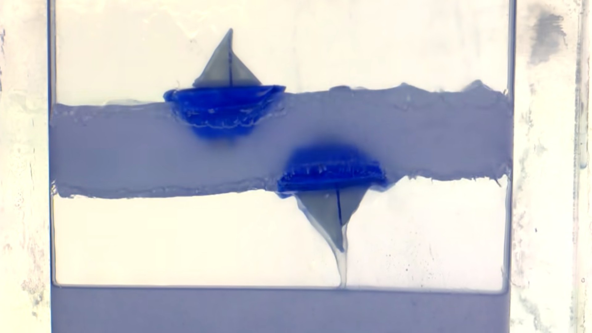 Comment Ce Bateau Flotte T Il à Lenvers Sous Une Flaque Deau En Lévitation