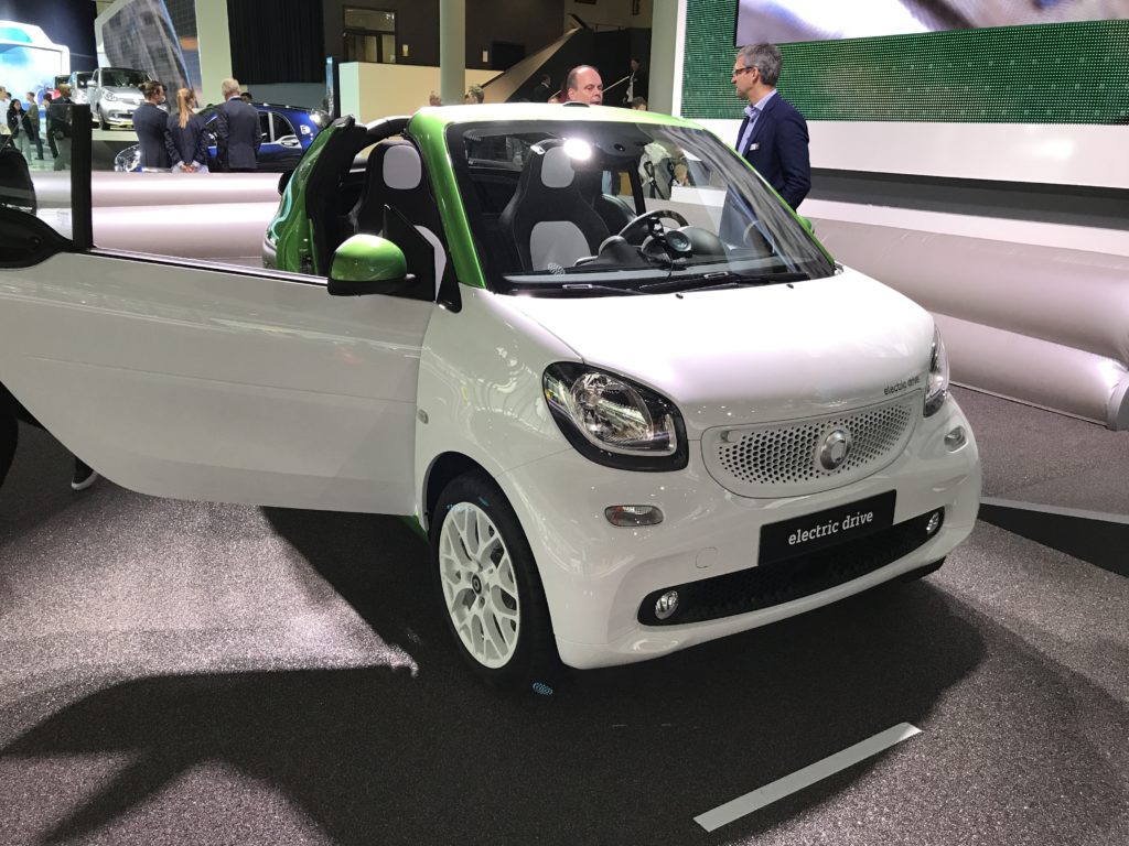 On a essayé une Smart 100 % électrique : bienvenue en 2020 - Numerama