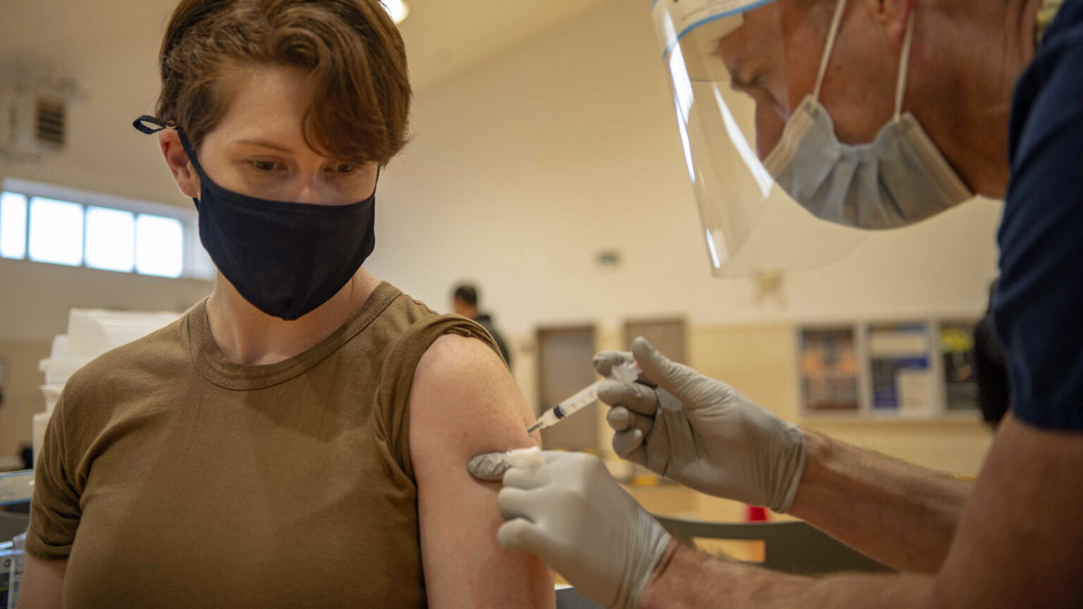 Pourquoi avons-nous mal au bras après le vaccin Covid-19, et que faire